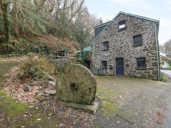 Hen Felin Isaf, Pet Friendly, Character Holiday Cottage In Llanrwst - Penrhyndeudraeth