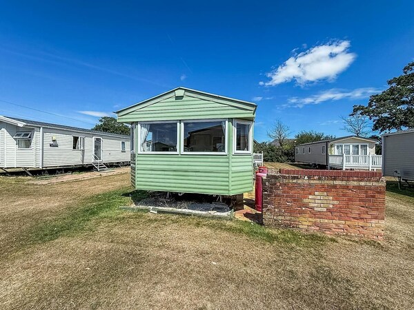 Great Caravan At Valley Farm Holiday Park, Essex Ref 46583v - Walton-on-the-Naze