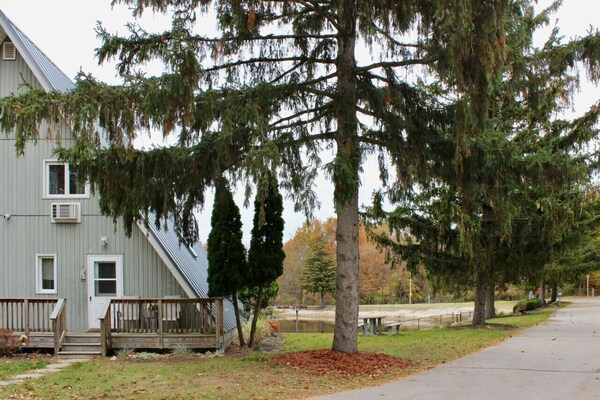 Chalet On The Lake 98 W/ Beach Access, Pools, Sport Courts, Fishing Pond & More! - Michigan