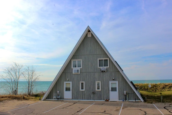 Lakefront Chalet #2 With Beach Access, Pools, Sport Courts, Fishing Pond & More! - Míchigan