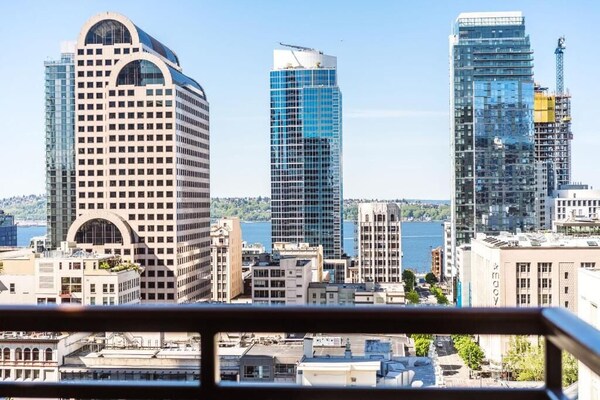 Seattle Chic: Spacious, Contemporary Rooms In City's Vibrant Downtown - Harbor Island - Seattle