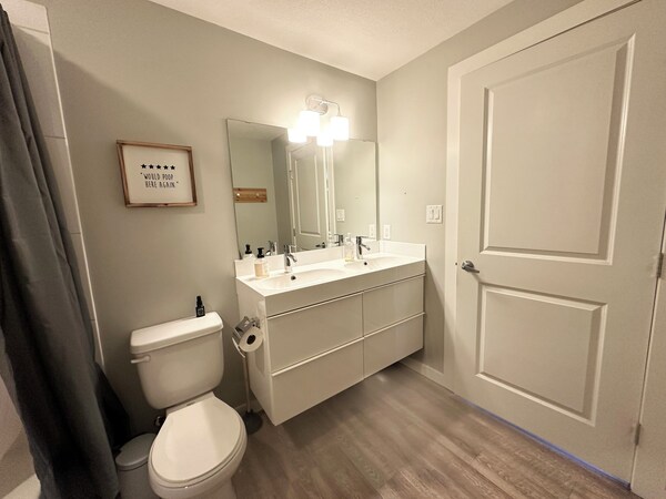 Cozy 2 Bedroom Suite Near Hiking And Parks! - Alberta