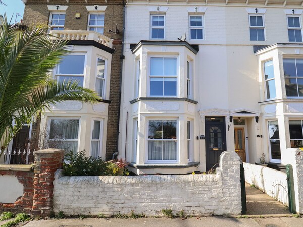 First Light, Pet Friendly, With Open Fire In Pakefield - Lowestoft