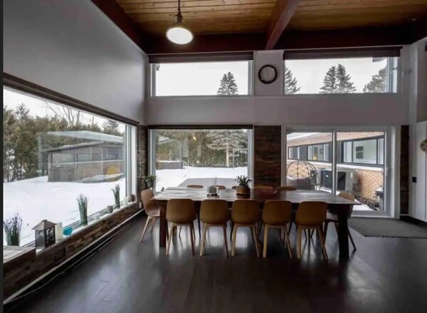 Upscale Spacious Chalet W Hot Tub Laurentians, Qc!\n\n - Saint-Hippolyte