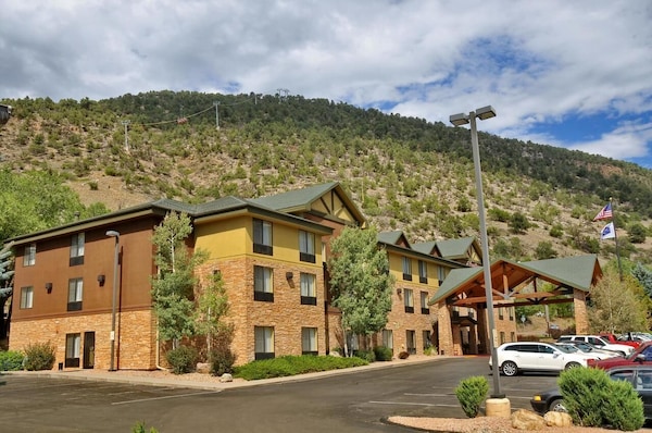 Glenwood Springs Welcomes You! Free Parking, Free Breakfast, Pets Allowed! - Glenwood Springs, CO