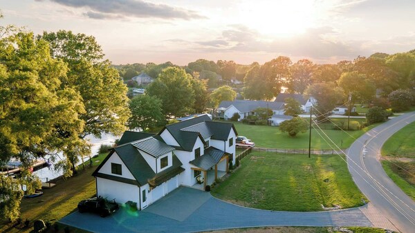 Spacious Lakefront Retreat, Enjoy Dock And Pool - Davidson, NC