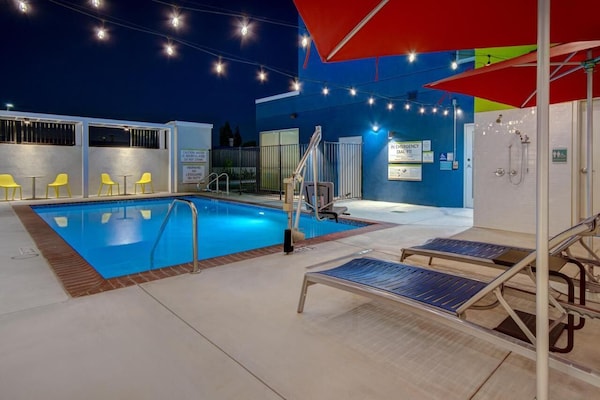 Look No Further! 3 Relaxing Units, Free Breakfast, Pet-friendly Property! - Huntington Beach, CA
