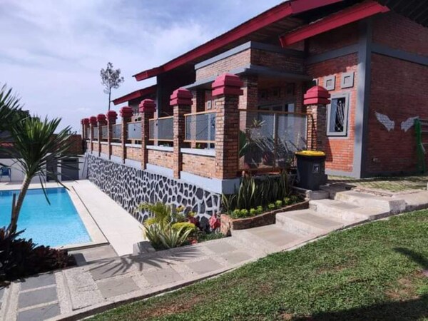 Villa Forest Puncak\nromantis Classic Dekat Dengan Taman Safari Puncak Bogor - Cisarua