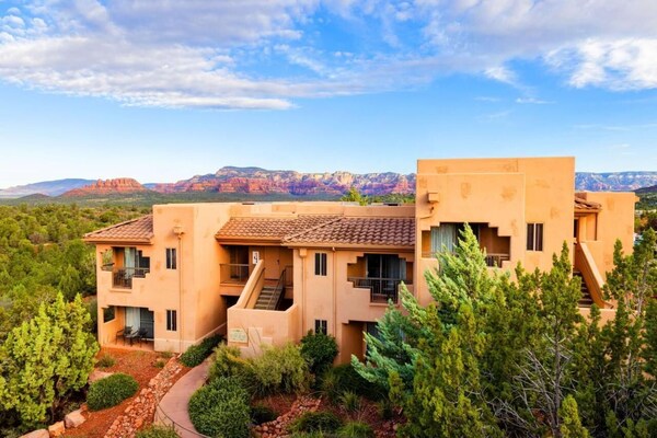 Unveil Your Next Adventure! Full Kitchen, Outdoor Pool, Free Parking! - Sedona, AZ