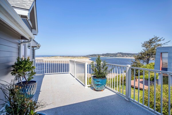 Oceanfront Escape Above Waldport | Sauna, Views And Dog-friendly - Waldport, OR
