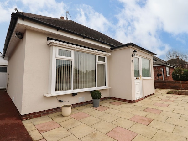 14 Berwick Road, Family Friendly, With A Garden In Lytham St. Annes - Lytham St Annes