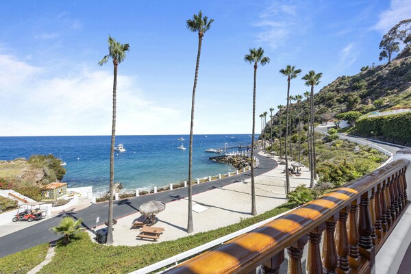 H882: Beautiful 1bd Townhouse Style Villa + Golf Cart+ 2 Private Balconies - Santa Catalina Island, CA