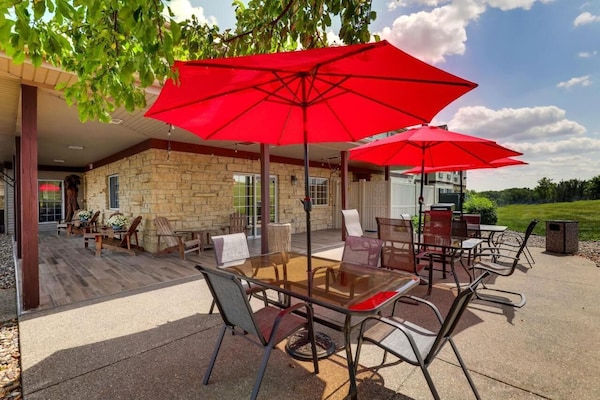 Lodge-like Stay! Cozy & Historic Themed Inn, Pool, Downtown Galena - Galena, IL