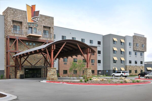 Pet-friendly Kansas City Lodge With Whiskey/wine Bar On-site | 2 Units - Lee's Summit, MO