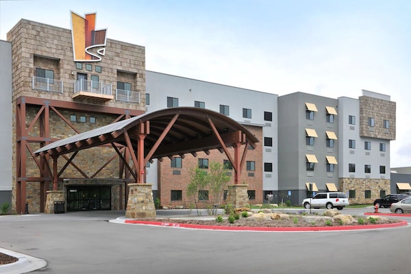 Homey Lodge Near Kc: Comfy Rooms With Kitchen & Cozy Living Space - Independence, MO
