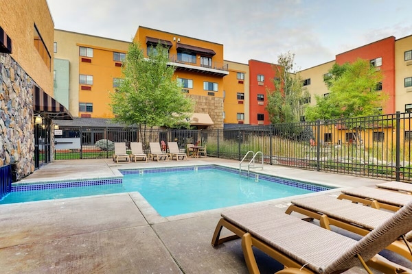 Rustic Charm Meets Modern Comfort: Cozy Lodge In Downtown Sioux City - Sioux City, IA