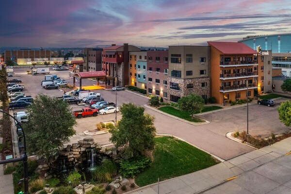 Blend Of History & Comfort: Lodge Stay Near Missouri River, Parking - Iowa