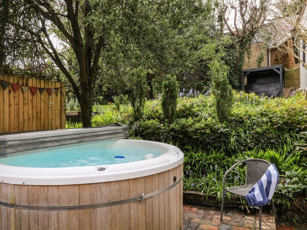 Coppice Hill House, Pet Friendly, With Hot Tub In Bishop's Waltham - Hampshire