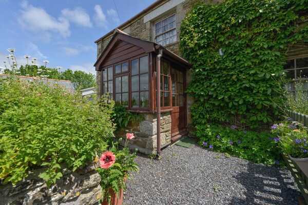 Swallow Cottage, Pet Friendly, With Open Fire In Mawgan-in-meneage - Kynance Cove