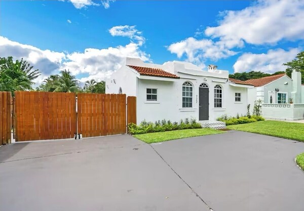 Cozy 2-bedroom House In Amazing West Palm Beach With Ac, Wifi - West Palm Beach, FL