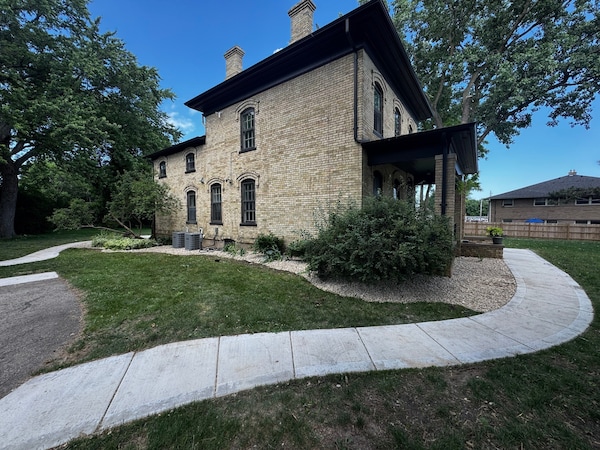 Historic 1867 Fox Mansion: Chefs Kitchen, A/c, Across From The Swimming Quarry - Racine Zoo, Racine
