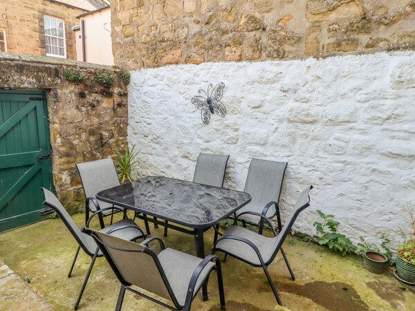 Victoria House, Character Holiday Cottage, With Open Fire In Alnwick - Craster