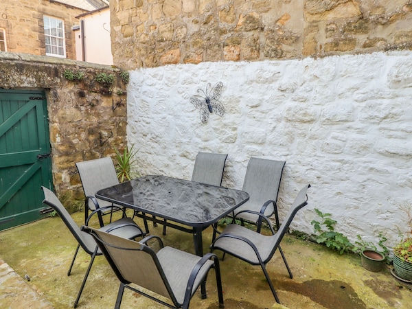 Victoria House, Character Holiday Cottage, With Open Fire In Alnwick - Craster