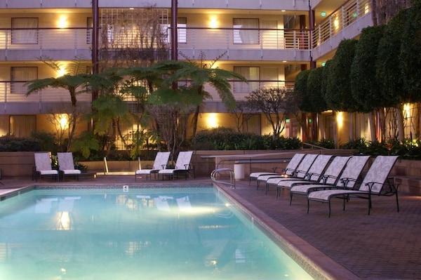 2 Queen Beds, Pool, Free Breakfast, Minutes To The Tech Museum Of Innovation! - Mountain View, CA