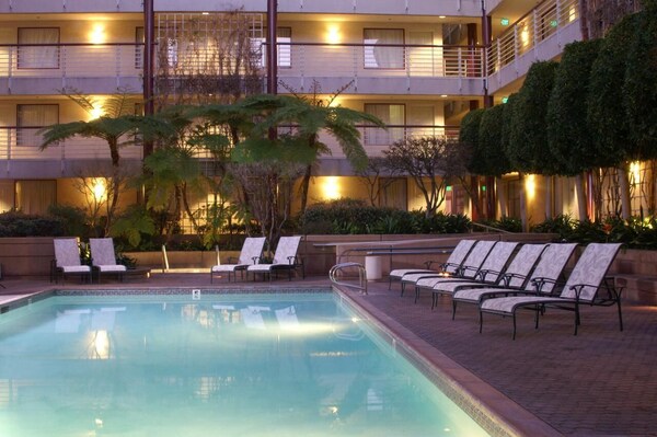 Cupertino Hotel, Fireplace Parlor King, Free Breakfast, Onsite Pool! - San José, CA