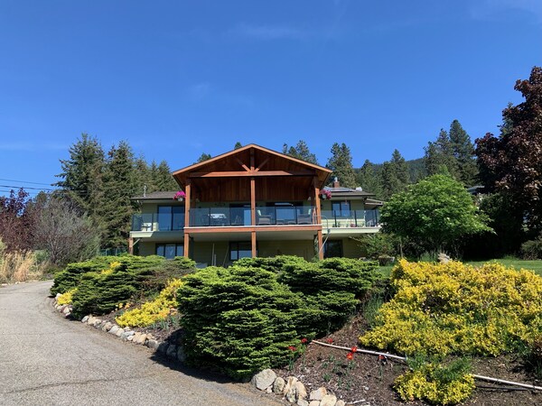 Your Private Pool & Hot Tub Awaits / Perfect Getaway For Families & Friends\n\n\n\n\n - Lake Country