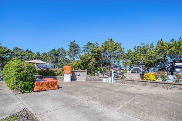 Dog Friendly, Available With 50amp, 30amp, Water And Sewer Hook Up's, Wifi - Newport, OR