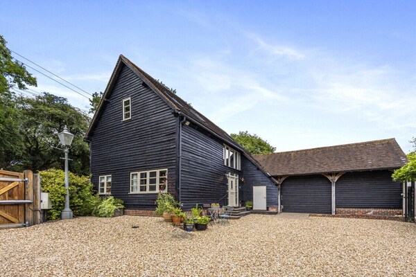 The Barn At Stoaches: Parking | Pool | Countryside Retreat - West Sussex
