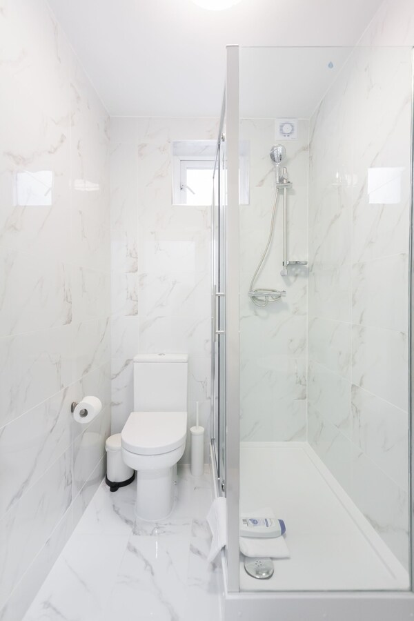 Family Friendly Budget Studio In City Center - Canary Wharf - London