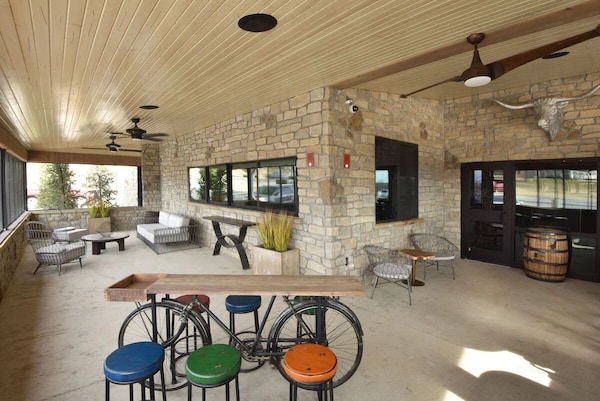 Family-friendly Stay: Explore Broken Arrow W/ Ease! Parking | 4 Units - Broken Arrow, OK