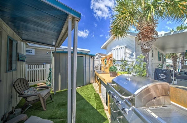 718 Sailfish Dr. Adorbale 2 Bedroom 2 Bath With 2 Golf Carts & Beach Chair Service! - Panama City, FL
