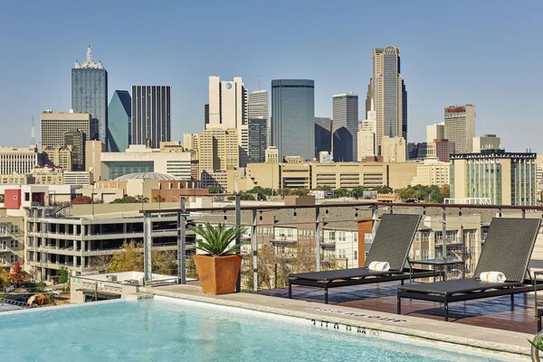 Dallas Urban Retreat: Stylish Flats For Art Lovers! Rooftop Edge Pool - Dallas, TX