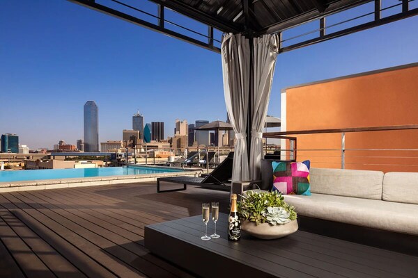 Dlux Double Queen Room In Canvas Hotel Dallas: Dallas Skyline View! - Dallas