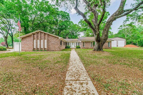 Bluebird House: Spacious 3br With Sunroom On An Acre - Spring Lake, Cantonment