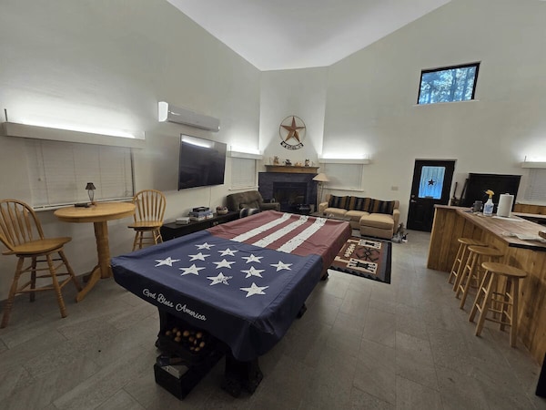 Big Beautiful Cabin Amongst Towering Pines - Navasota, TX