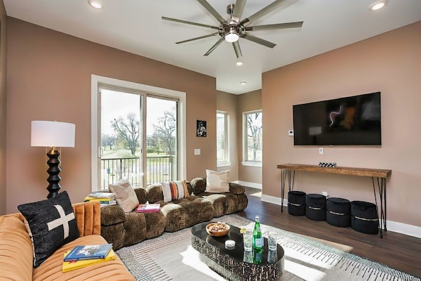 Bluegrass Bungalow 1 | Park Views | Nashville Vibes - Nashville, TN