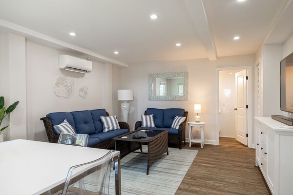 Dot's Spot, Almost Oceanfront House In Emerald Isle, Nc! - Atlantic Beach, NC