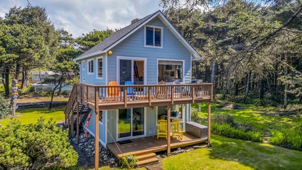 Charming Oceanview Cabin Steps To Ocean, Loft On Quiet Street Near Yachats! - Yachats, OR