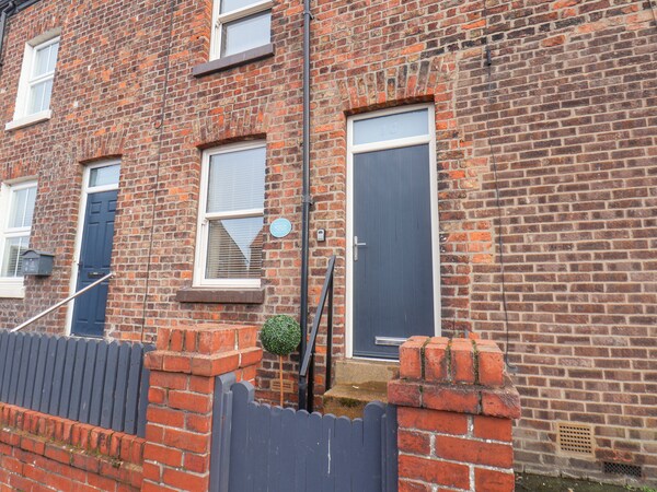 Harbour End Cottage, Pet Friendly, With A Garden In Whitby - Whitby