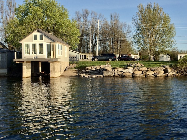 Cozy Boathouse Overlooking The Bay.  Beautiful Sunsets! - Sackets Harbor, NY
