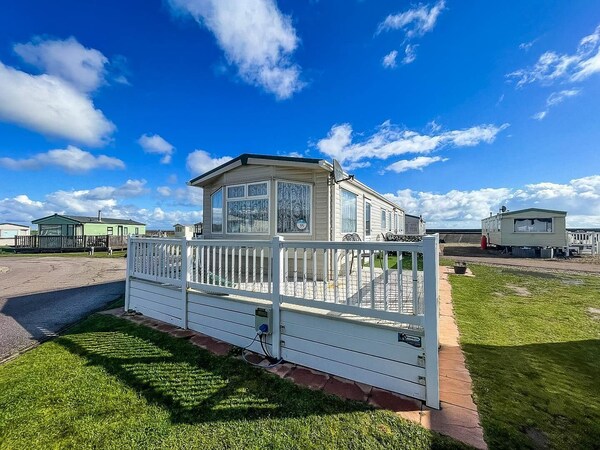 Superb Caravan With Decking & Free Wifi At North Denes Holiday Park Ref 40035nd - Pleasurewood Hills Family Theme Park