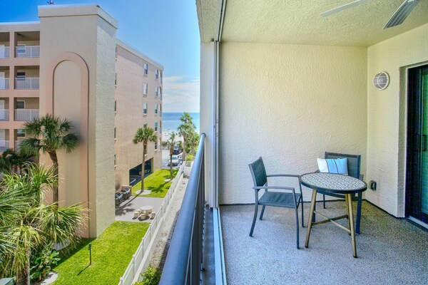 Prime Location, Premium Condo. On The Beach. Heated Pool. Across From Johns Pass. - Madeira Beach, FL
