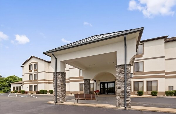 Comfy Suite Near I-70 In Saint Clairsville W/ Free Breakfast & Pool! - Wheeling, WV