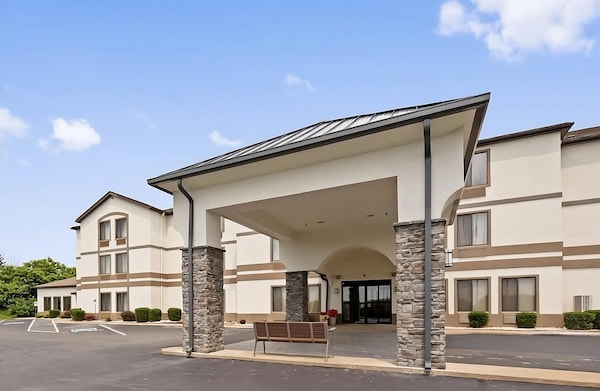 Cozy Saint Clairsville Inn, Perfect For Leisure & Business Trips! Pool - Wheeling, WV
