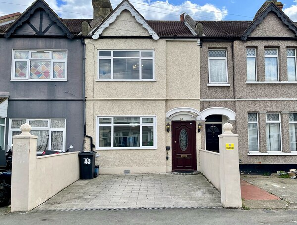 Cosy 3-br House W. Free Parking & Garden In Ilford - Barking