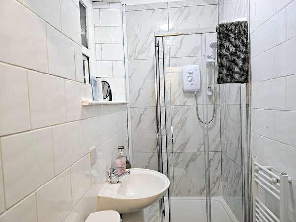 Cosy 1 Bedroom Flat Near Bridgend Town Centre - Bridgend